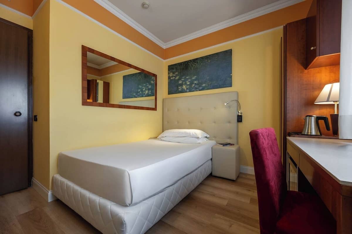 Cofre no quarto, secretária, quartos insonorizados