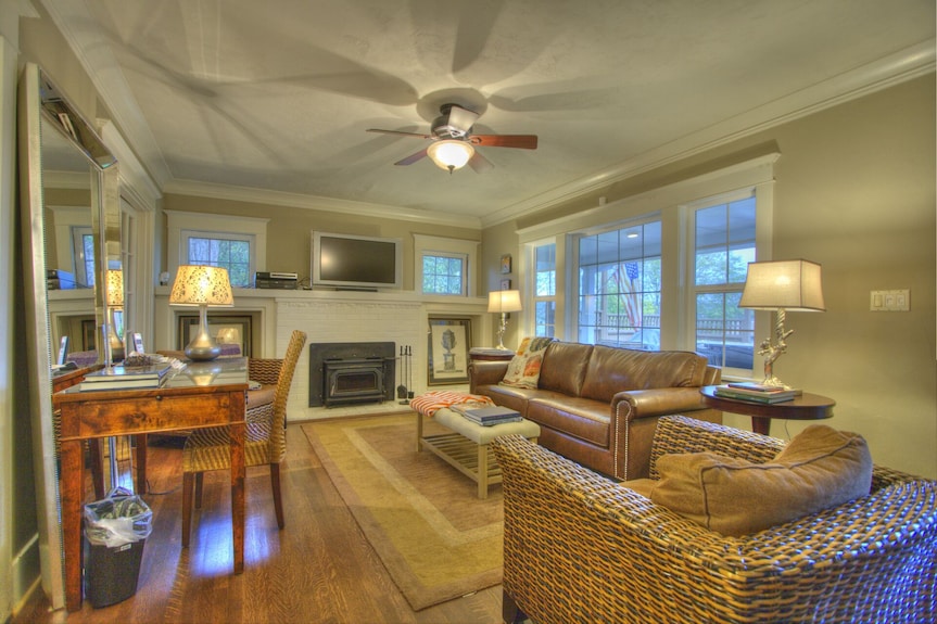 Charming 1920's English Cottage W/water Views A Del Mar Vacation Property - Horseshoe Lake, Port Orchard