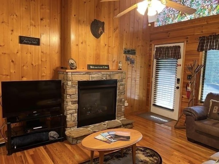 Your Happily Ever After Starts Here! Private Resort Cabin Near Dollywood! - Douglas Lake, TN