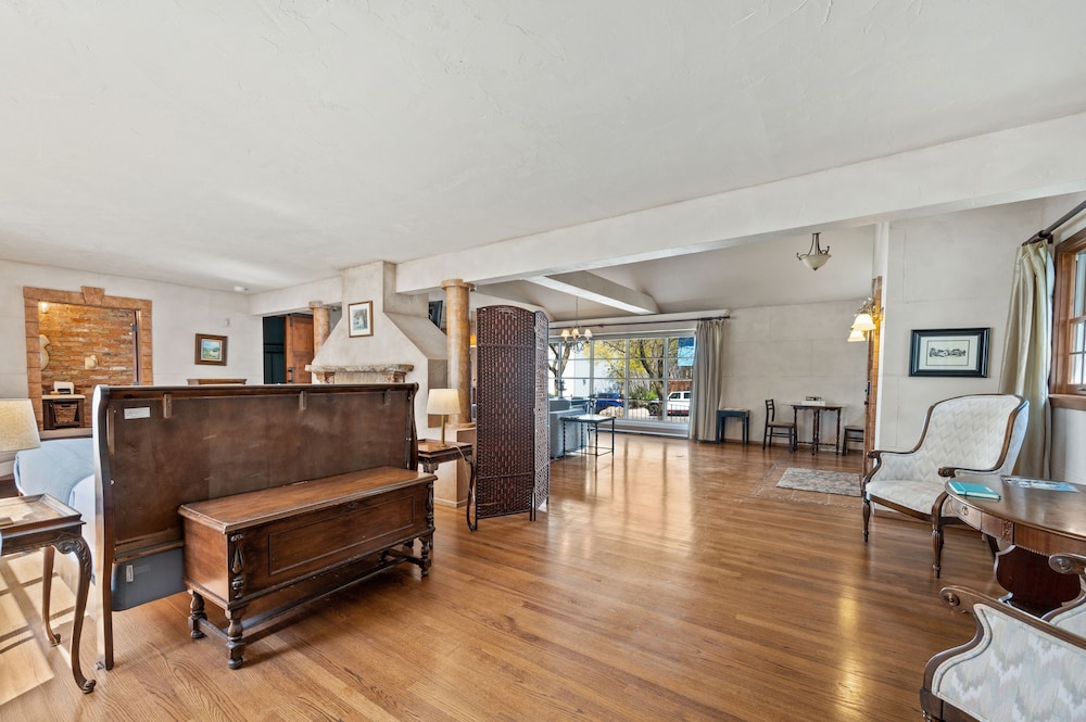 The Villa Suite In The Heart Of Downtown Sturgeon Bay - Sturgeon Bay, WI