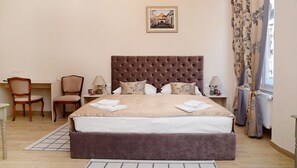 Estúdio | Cofre no quarto, secretária, ferro/tábua de engomar 