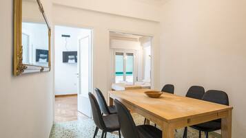 Apartamento (Victoria Best Apartments near metro) | Refeições no quarto