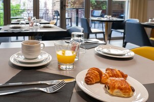 Café da manhã com buffet diário (EUR 18 por pessoa) 