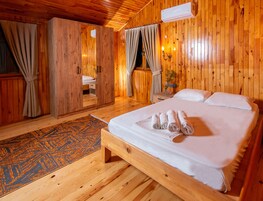 Escrivaninha, espaço de trabalho para notebook, cortinas blackout