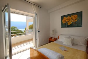 Apartamento, 2 quartos, vista para o mar | Cofres nos quartos, escrivaninha, quartos à prova de som