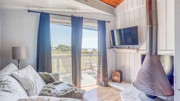 Quarto Básico, 1 cama queen-size, pátio, vista parcial para o oceano | Vista do quarto