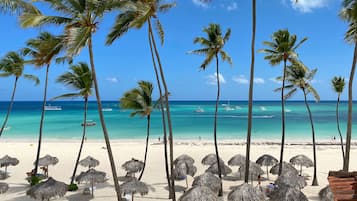 Uma praia privada nas proximidades, praia de areia branca