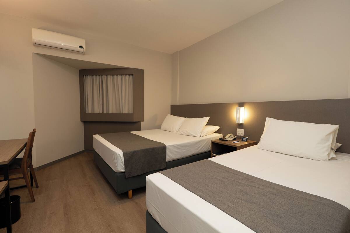 Quarto Triplo Tradicional | Minibar, secretária, cortinas/cortinados opacos, ferro/tábua de engomar