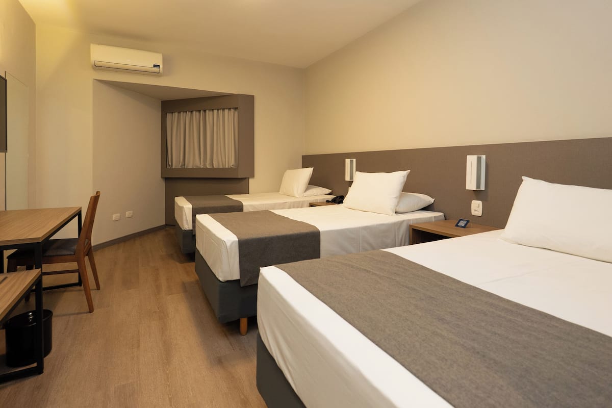 Quarto Triplo Deluxe | Minibar, secretária, cortinas/cortinados opacos, ferro/tábua de engomar