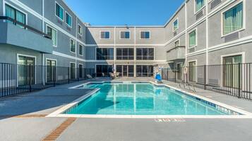 Piscina exterior, da(s) 9:00 à(s) 22:00, espreguiçadeiras