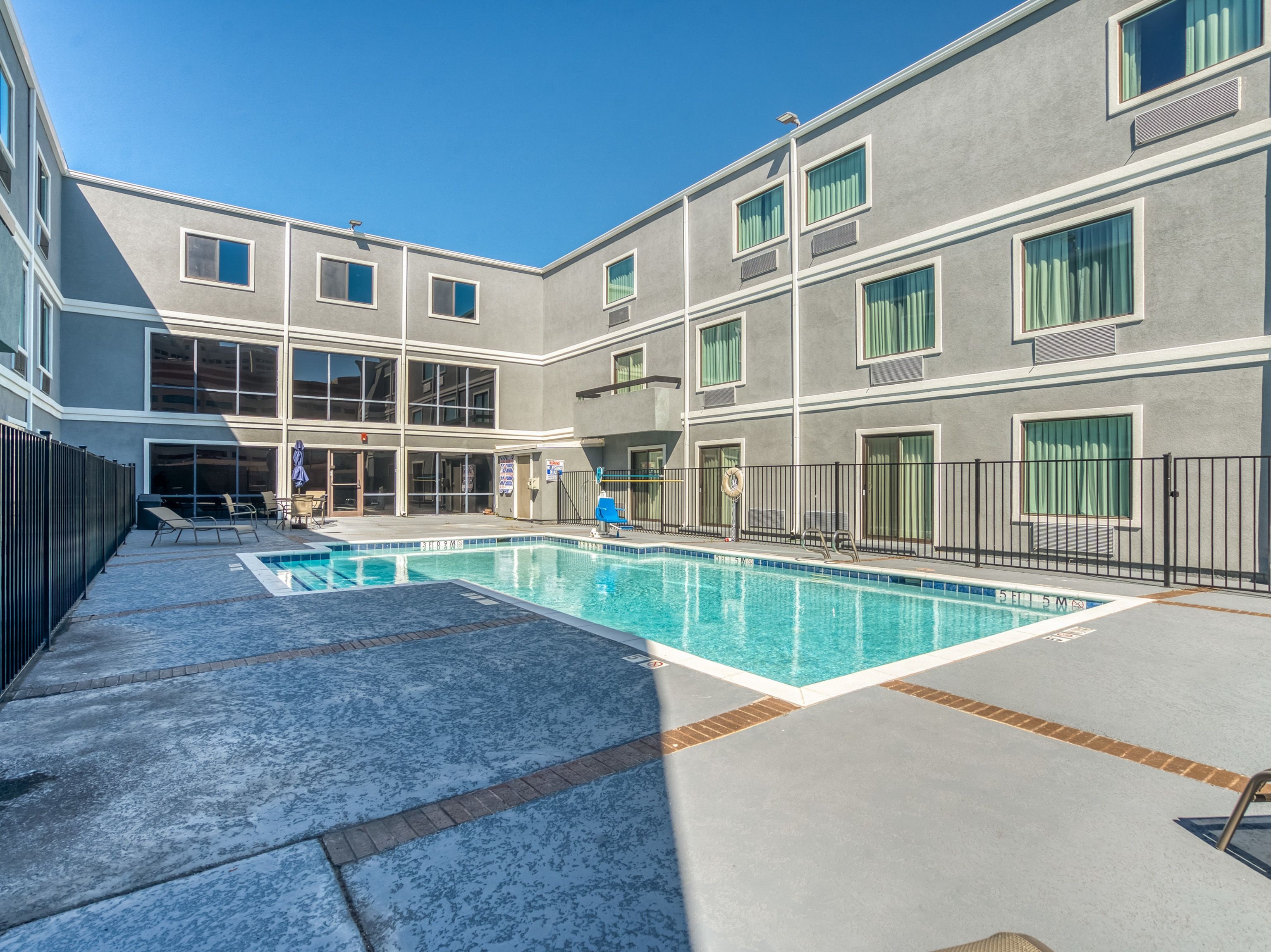 Piscina exterior, da(s) 9:00 à(s) 22:00, espreguiçadeiras 