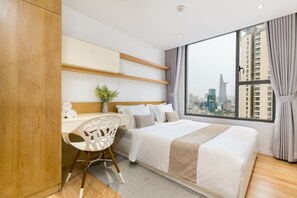 Apartamento Deluxe, 2 quartos, acesso à piscina, Vista para a cidade | 1 quarto, cofre no quarto, secretária 