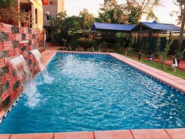 Piscina externa, funciona das 11h às 21h, guarda-sóis, espreguiçadeiras