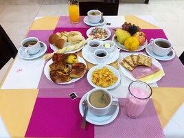 Café da manhã com buffet grátis todos os dias