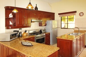 Casa luxo, vários quartos, para não fumantes, vista para a piscina | Cozinha privada | Geladeira, micro-ondas, cooktop, cafeteira/chaleira