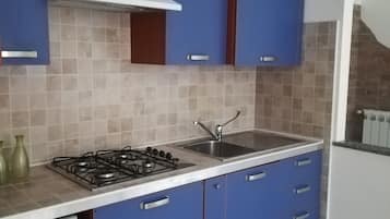 Apartamento, no edifício anexo | Kitchenette privada | Um frigorífico, Rolo de cozinha