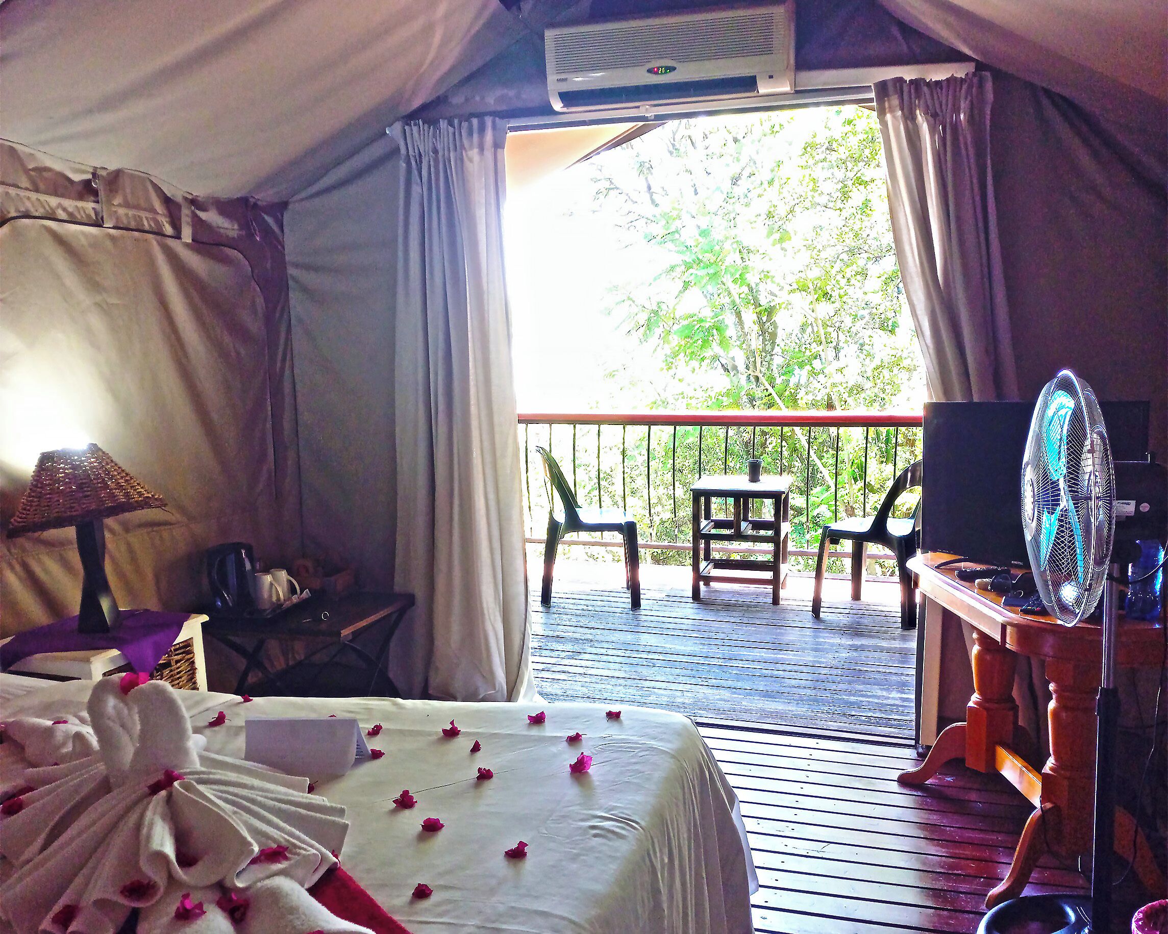 Tenda de Luxo, 1 cama queen-size | Minibar, com decoração personalizada, roupa de cama fornecida 