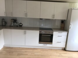 Apartamento Familiar, 3 quartos | Kitchenette privada | Um frigorífico/congelador grande, um micro-ondas, um forno 