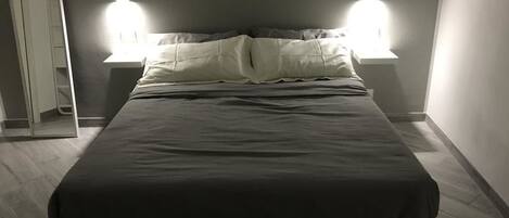 Quarto Quádruplo Deluxe | Roupa de alta qualidade, minibar, secretária, Wi-fi grátis