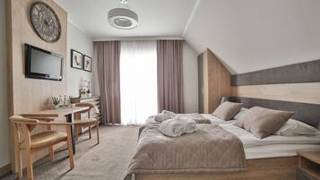 Quarto casal ou duplo standard, ao lado da montanha | Escrivaninha, ferros/tábuas de passar roupa, berços grátis