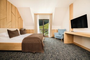 Quarto casal luxo, 1 cama Queen | Escrivaninha, ferros/tábuas de passar roupa, berços grátis