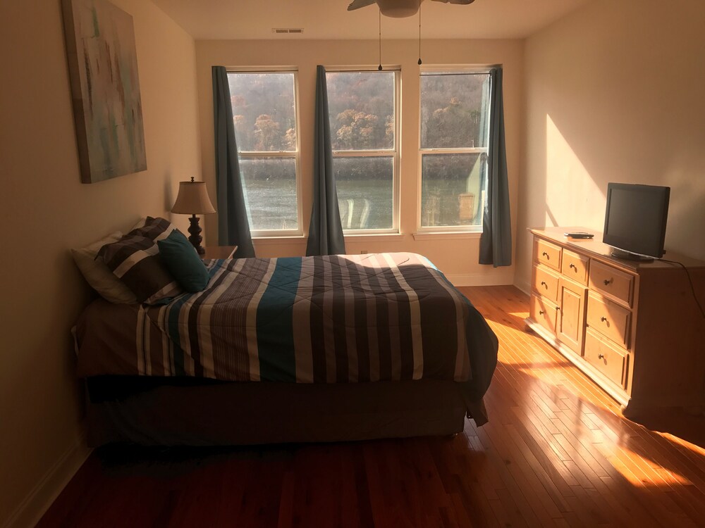 Waterfront Paradise- 10 Minutes From Downtown Chattanooga - Signal Mountain, TN
