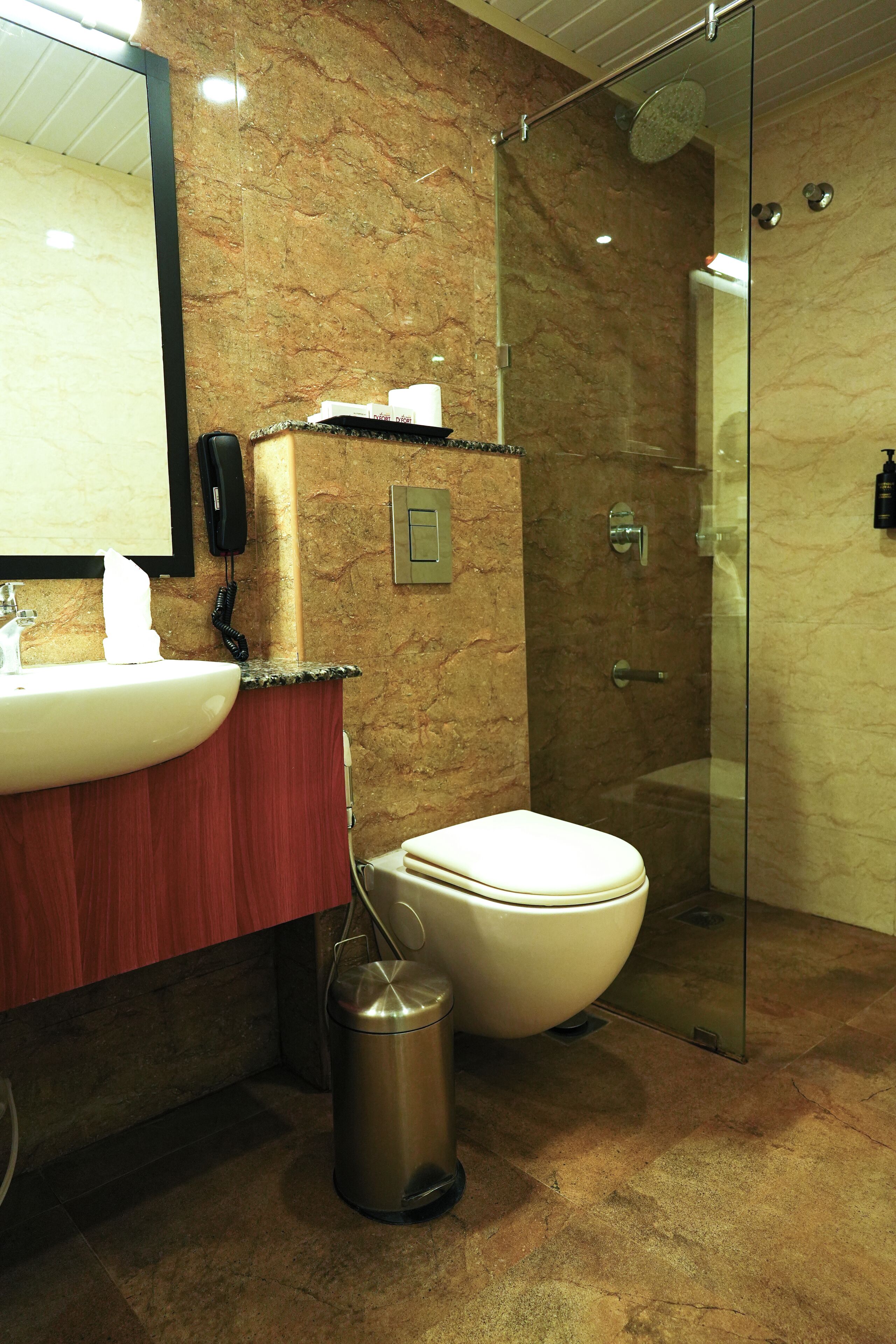 Quarto Duplo Premium, 1 cama de casal | Casa de banho | Um polibã, artigos de higiene pessoal grátis, toalhas fornecidas, sabão 