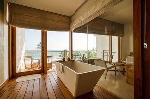 Suite Design, varanda, vista para o oceano | Casa de banho | Um chuveiro fixo, artigos de higiene pessoal grátis