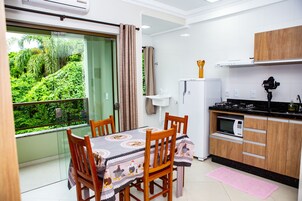 Apartamento standard, 1 quarto | Cozinha privada | Geladeira, micro-ondas, fogão, cooktop