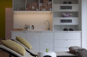 Um frigorífico, uma cafeteira/bule 