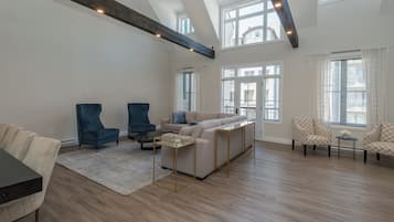 Penthouse de Luxo | Sala de estar | Televisor de ecrã plano de 62 cm com canais por cabo, piso aquecido