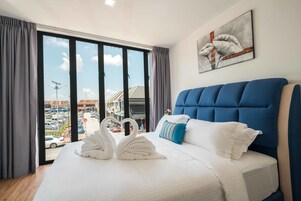 Suíte família, 2 camas Queen, vista para a cidade | Cofres nos quartos, escrivaninha, ferros/tábuas de passar roupa