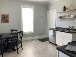 Geladeira grande, micro-ondas, fogão, cooktop