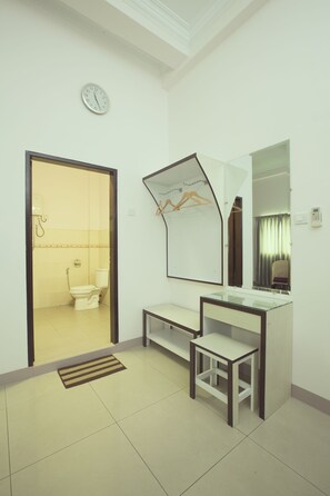 Um polibã, um secador de cabelo, toalhas fornecidas 