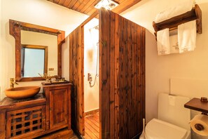 Quarto Twin Premier, várias camas, Vista para a cidade | Duche na casa de banho