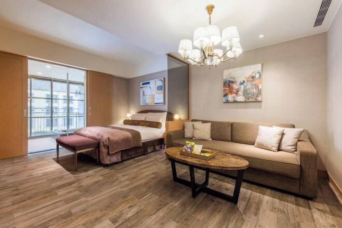 Área de estar | TV LCD 49 polegadas com canais a cabo, TV, mesa de pingue-pongue