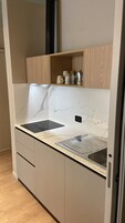 Apartamento Superior, 1 quarto (5 PAX) | Cozinha privada | Um frigorífico, uma placa de cozinha, uma cadeira de bebé 