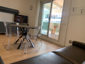 Cobertura, 1 quarto | Área de estar | TV de tela plana