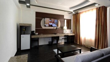 Quarto casal superior | Área de estar | TV de tela plana