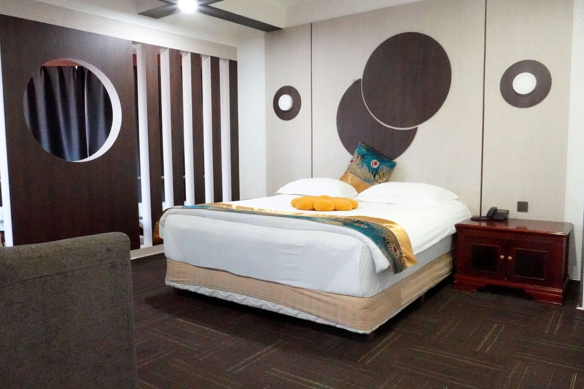 Quarto Duplo Deluxe | Minibar, cofre no quarto, secretária, Wi-fi grátis