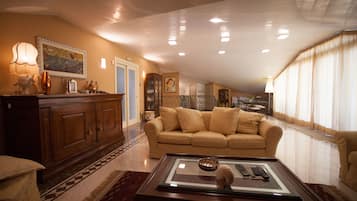 Suite Deluxe, vista para o mar | Sala de estar | Televisor LED