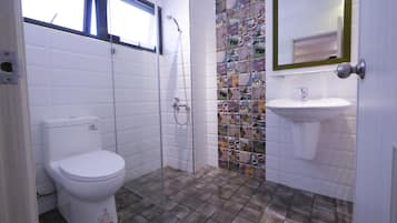 Quarto Triplo Clássico, várias camas | Casa de banho | Um polibã, um chuveiro de hidromassagem