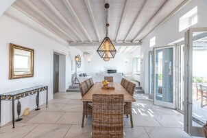 Villa de Luxo, 4 quartos, piscina privativa, vista para o mar | Sala | Televisor LED de 50 polegadas com canais por cabo, televisor 