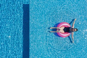 2 piscinas internas, 3 piscinas externas, barracas de cortesia