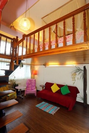 Quarto Duplo Standard | Secretária, cortinas/cortinados opacos, camas desdobráveis