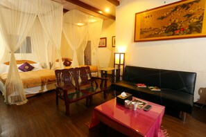 Quarto Quádruplo Familiar | Secretária, cortinas/cortinados opacos, camas desdobráveis