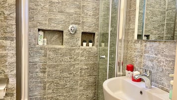 Quarto Triplo Económico, casa de banho anexa | Casa de banho | Um polibã, um secador de cabelo, toalhas fornecidas