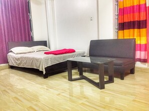 Quarto casal econômico | 1 quarto, roupas de cama premium, cofres nos quartos, escrivaninha