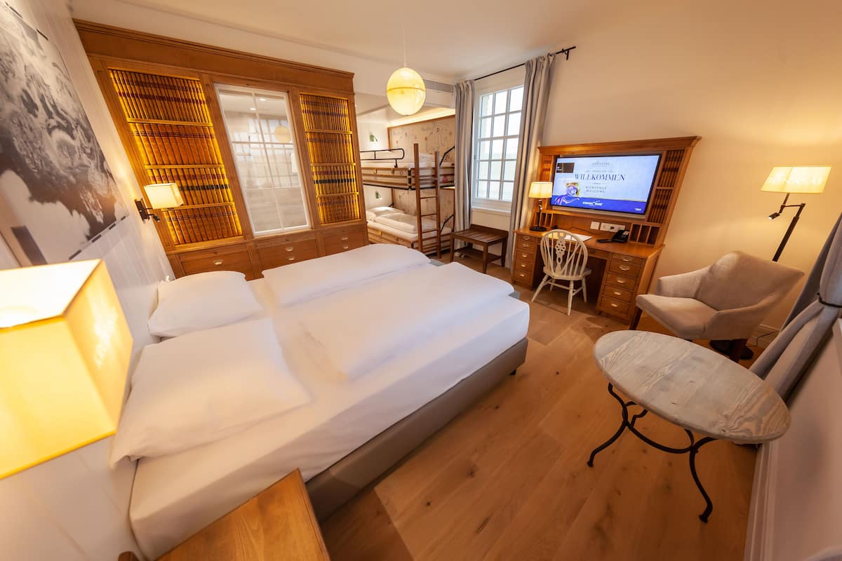 Quarto | Cofre no quarto, secretária, Wi-fi grátis, roupa de cama fornecida