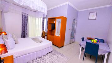 Quarto Individual Standard, 1 quarto, casa de banho privativa, Vista para a cidade | 1 quarto, minibar, cofre no quarto, secretária